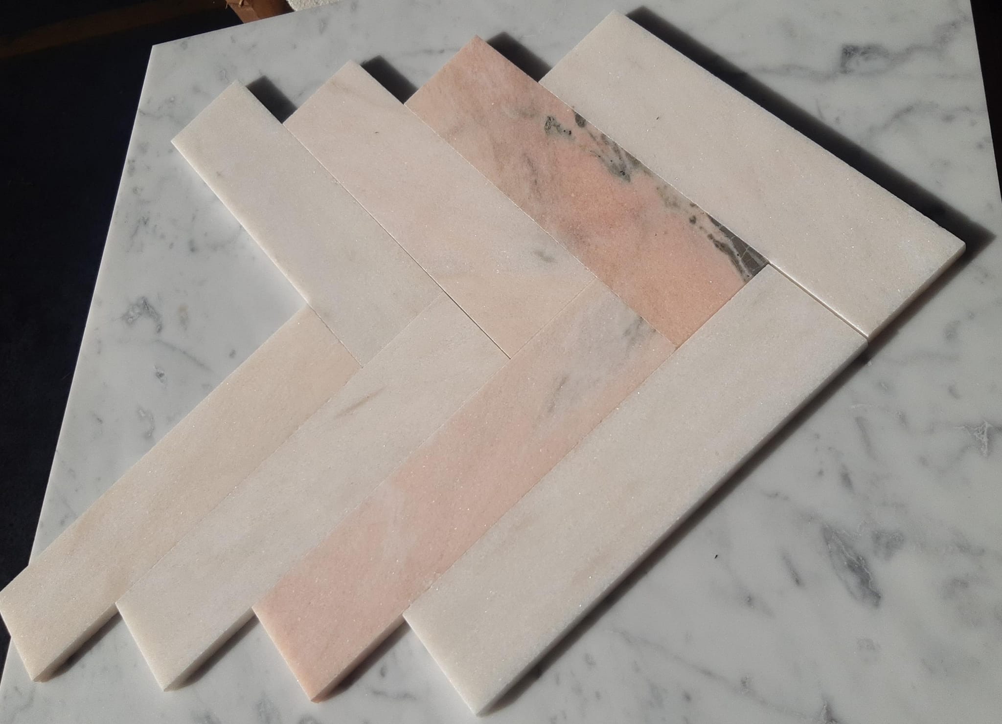 Vloertegel - Visgraat Marmer Rosé Aurora- 28×7×1 cm - rozé crème ...